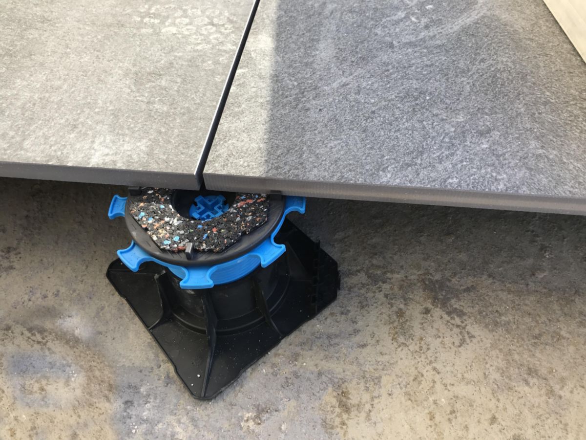 Plot Cleman standard pour dalle de terrasse - noir/bleu - H. 55/80 mm ...